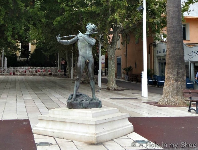 Oversized and Undressed Fun Statues Around the World