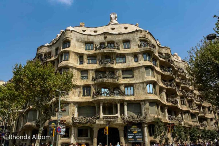 33 Strange Buildings of the World: A Fascinating Adventure