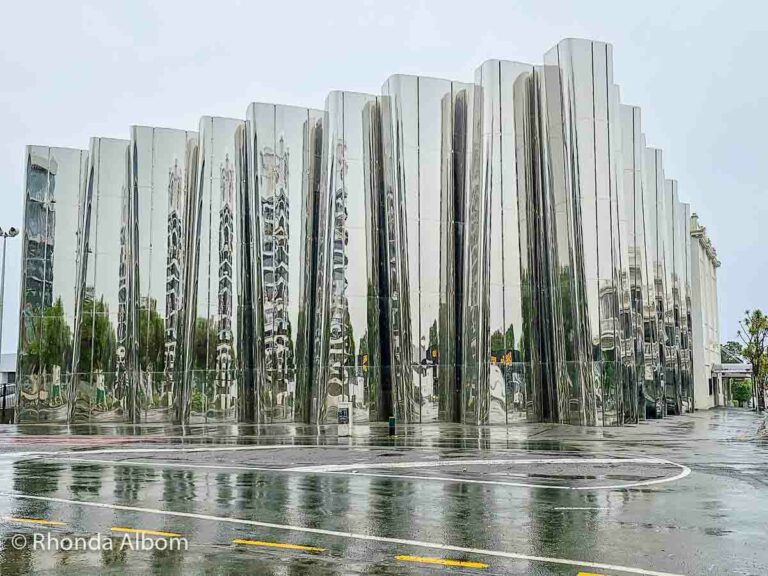 33 Strange Buildings of the World: A Fascinating Adventure