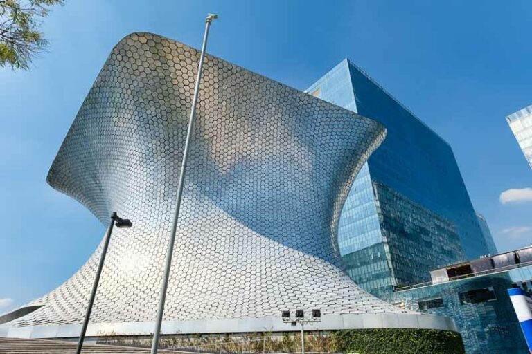 33 Strange Buildings of the World: A Fascinating Adventure