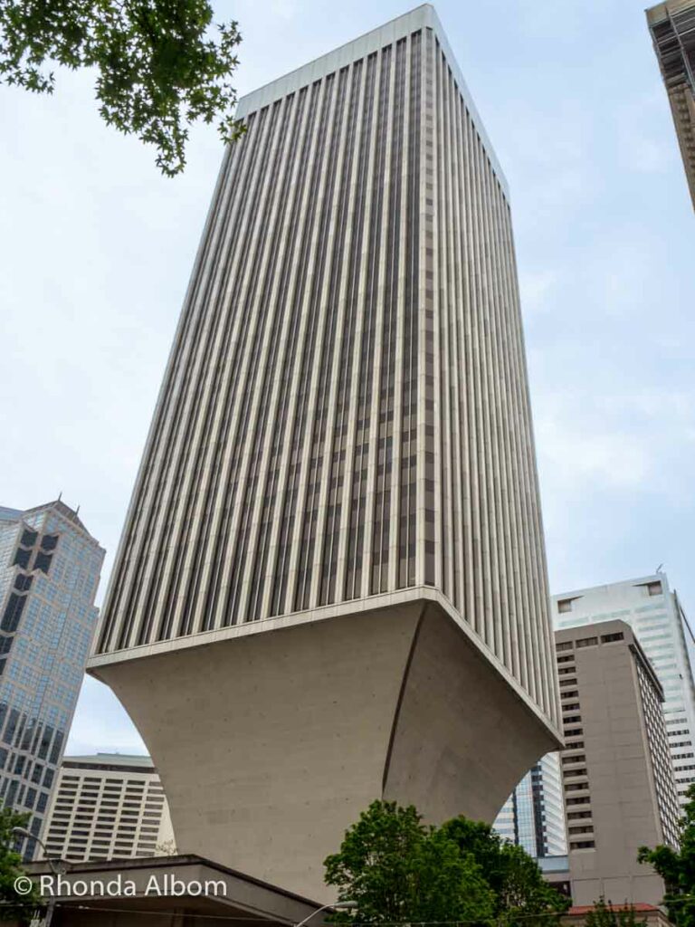 33 Strange Buildings of the World: A Fascinating Adventure